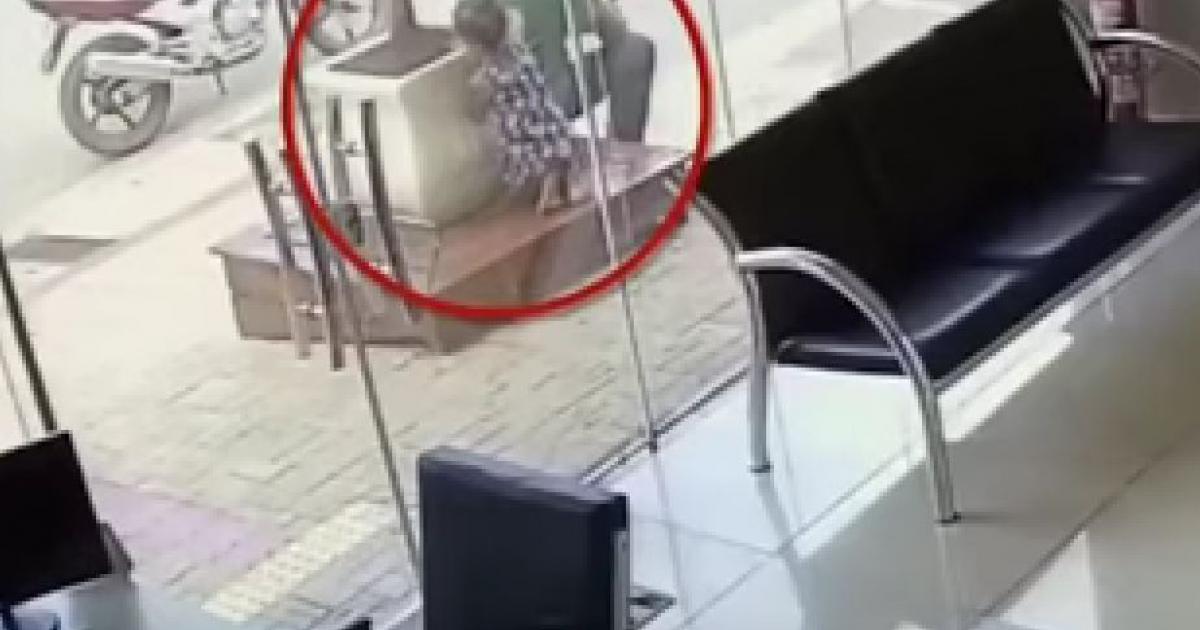 Σοκ! Μεθυσμένος οδηγός παρέσυρε 5χρονη και την πέταξε σε τζαμαρία (vid) | Alfavita